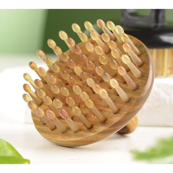 サイズ：約高さ3×幅9cm重量：約10g突起：61個素材：牛角、緑檀木使い方：・マッシュルーム型の器具を使って頭部経穴へ直接刺激をさせ、頭痛や疲労を和らげます。筋肉を押し揉むことで、筋肉の緊張をほぐし、コリを解消します。・頸部の圧迫感を和ら...