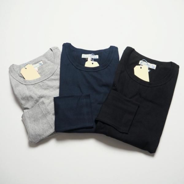 Merz b. Schwanen / メルツベーシュヴァーネンのクルーネック長袖Tシャツ、#1950sLS。素材は滑らかでソフトな着心地のオーガニックコットン100％、旧式の編機で編まれた丸胴ボディ。ヘンリーネック#207よりやや薄手の5....