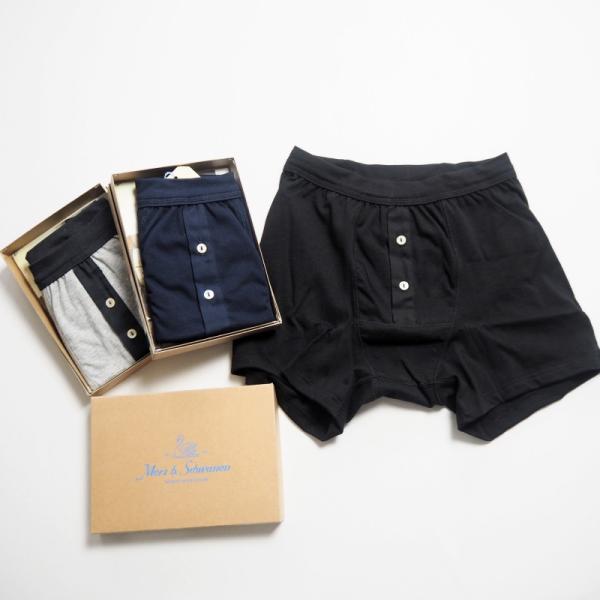 Merz b. Schwanen / メルツベーシュヴァーネンのボクサーパンツ、「#255 BOXER BRIEF BUTTON FLY」。高品質なアンダーウェア製造を起源とする同社ならではのロングセラーモデル。定番のヘンリーネックシャツと...