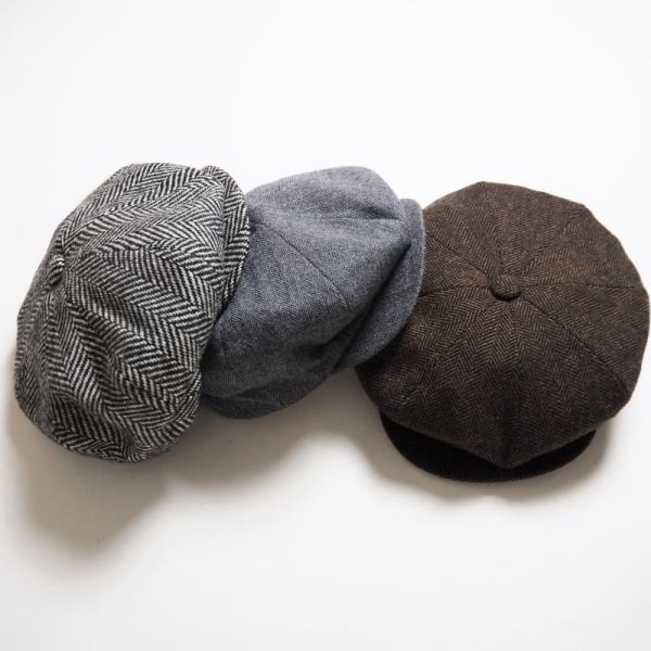 NEW YORK HAT / ニューヨークハットのキャスケット「HERRINGBONE NEWSBOY」。風合いのあるヘリンボーン織のウールツイード生地。ブリムとクラウンがスナップボタンで固定された、クラシックなニュースボーイスタイルです。...