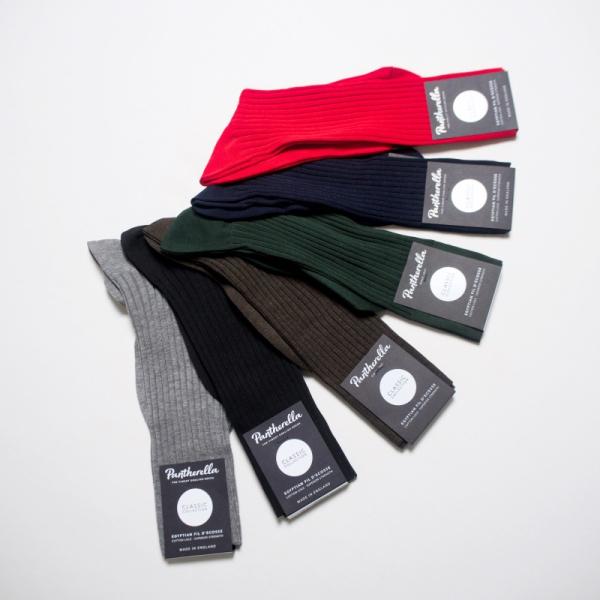 英国の名門靴下メーカー、Pantherella / パンセレラの定番コットンソックス「#5614 DANVERS」。上質なエジプシャンコットンとナイロンをブレンドした素材で編まれた同社のスタンダードモデル。わずかに透け感のある薄手タイプ、春...