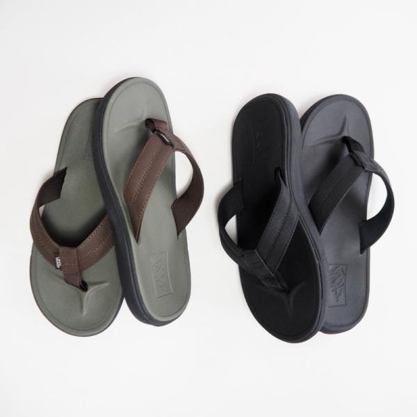 VANS / ヴァンズのトングサンダル「SEABROOK」。レザー調の人工皮革アッパーは裏側にクッション素材を貼り合わせてあるので甲が痛くならない設計。クッション性のあるポリウレタンフットベッドに軽量かつ屈曲に優れたEVA＋ラバーの3層構造...