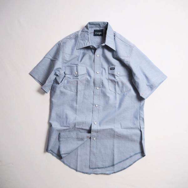 Wrangler / ラングラーの半袖ウエスタンシャツ「70131MW」。昔から変わらず愛され続けているアメリカ本国コレクションのロングセラー品番です。比較的軽めの4.5ozブルーシャンブレーテキスタイル。ポリエステル混紡コットンため、耐久...