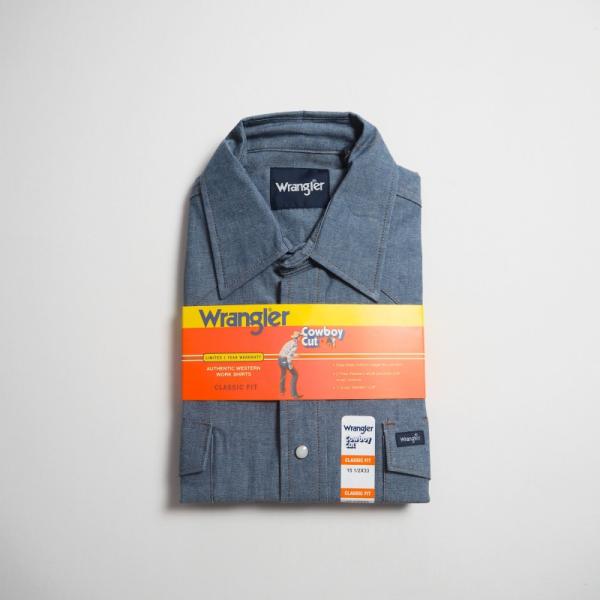 Wrangler / ラングラーのウエスタンシャツの定番モデル「70136MW」。昔から変わらず愛され続けているアメリカ本国コレクションのロングセラー品番です。通年で使えるスタンダードな厚みの5ozブルーシャンブレーテキスタイル。ジャストフ...