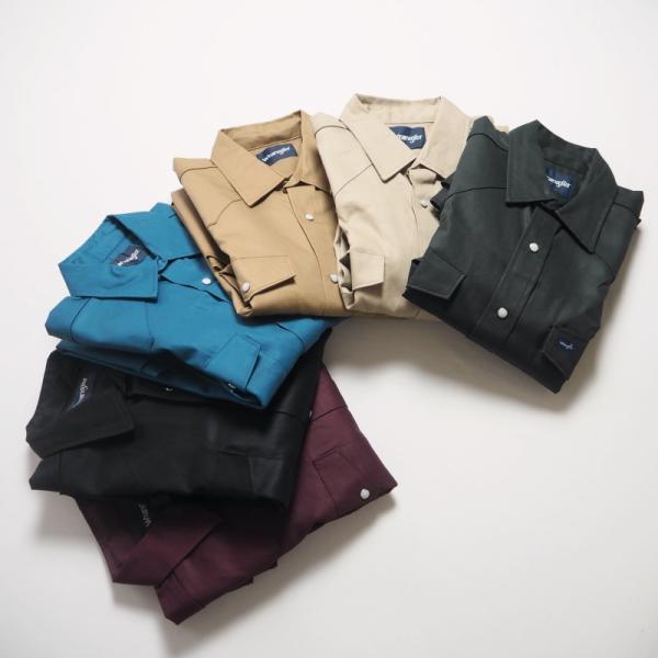 Wrangler / ラングラーのコットンツイルシャツ。昔から変わらず愛され続けているアメリカ本国コレクションのロングセラー品番です。7.25ozの中厚地コットンツイルは使い始めはがっしりした硬さがありますが、着込むほどにしなやかでソフトに...