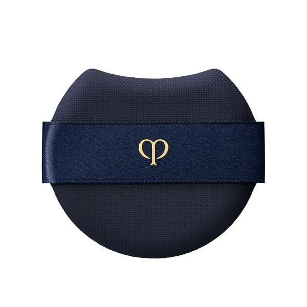 商品説明目もとや口もと、小鼻などの細部にも使いやすい独自形状を採用。きめ細かくやわらかな肌あたりで、ファンデーションを薄く均一にフィットさせ、内側から輝くような品格のあるつや肌に仕上げるクレ・ド・ポー　ボーテ　タンクッションエクラ用のパフ。