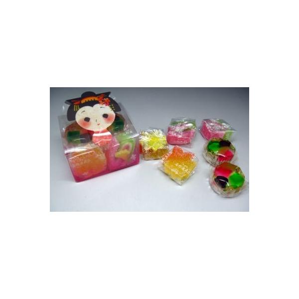 京都の情緒あふれる四季の情景を直径３センチほどの小さな御菓子に映し込み、扇をかたちどったパッケージに詰めました。お祝いに、贈り物に、粗品にと、いろいろな用途に使って頂けると思います。小さなお子様に、田舎のおばあちゃんに、ご近所のお友達に、ど...