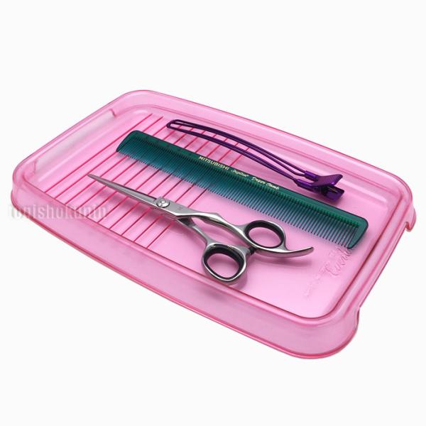 エバーメイト ウェーブ台皿【特徴】●台皿の表面の半分がウェーブ状になっており、コーム等を置いてもすぐ取り易く作業がスムーズに出来ます。●特殊加工により割れにくく又、変形しにくい構造になっています。　静電防止加工してありますのでホコリがついて...