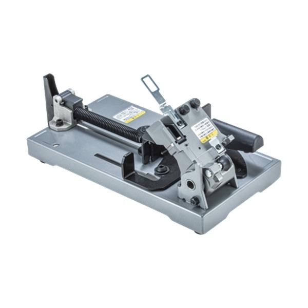 材料をしっかり固定させ、高精度な切断作業が可能です。バイススタンドへ簡単取付(1)「フック(2カ所）」と「取り付けピン」を(2)ベースの穴に入れて差し込み、(3)裏側の「ボルト(2カ所)」を締め付けるだけで簡単に取付できます。最大切断能力(...