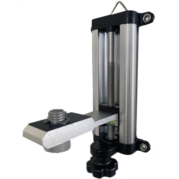 ●アルミ製なので、軽くて丈夫。●裏面に７個の磁石で、２kgまでのレーザー墨出し器をしっかり固定。さらに落下防止のベルト付き。●取付ネジ(5/8サイズ)は市販のほぼ全てのレーザー墨出し器を取付可能。●上下の高さの微調整幅は100mmまで。