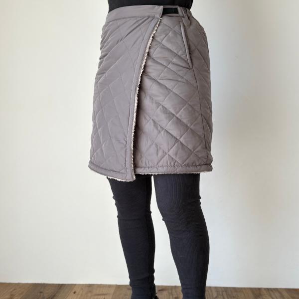 裏地あったかボア/3WAY WRAP SKIRT1.防寒・防風・撥水のラップスカート2.肩にかければケーブにも3.膝にかければブランケット【商品について】軽いポリエステル素材のキルティング（中綿）と裏ボアをあわせたラップスカートです。ウエス...