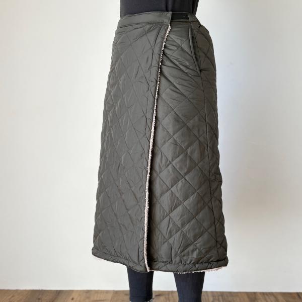 ロング丈）裏地あったかボア/3WAY WRAP SKIRT1.防寒・防風・撥水のラップスカート2.肩にかければケーブにも3.膝にかければブランケット【商品について】軽いポリエステル素材のキルティング（中綿）と裏ボアをあわせたラップスカートで...