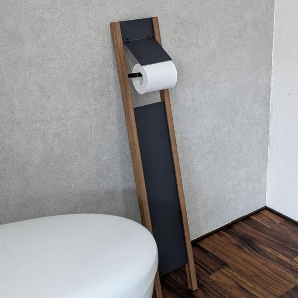 ブラックボード仕様のトイレットペーパースタンドが登場しました。自立型で壁にたてかけて使用できる便利さが魅力の一つ。さらに、ブラックボードが施されているので、チョークを使って自分だけのオリジナルメッセージやイラストを描くことができます。お部屋...