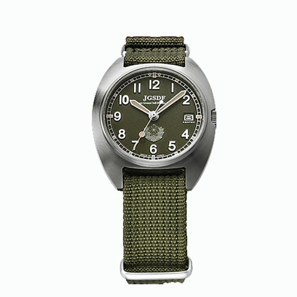 【発売日：2024年10月04日】ベーシックでありながらミリタリーウォッチに必須な高い視認性と１００M防水性を誇る。リューズが手首にあたらないようケースに一体化した設計や、NATOベルト穴回りのほつれを防ぐ革の補強加工など、現場隊員のリアル...