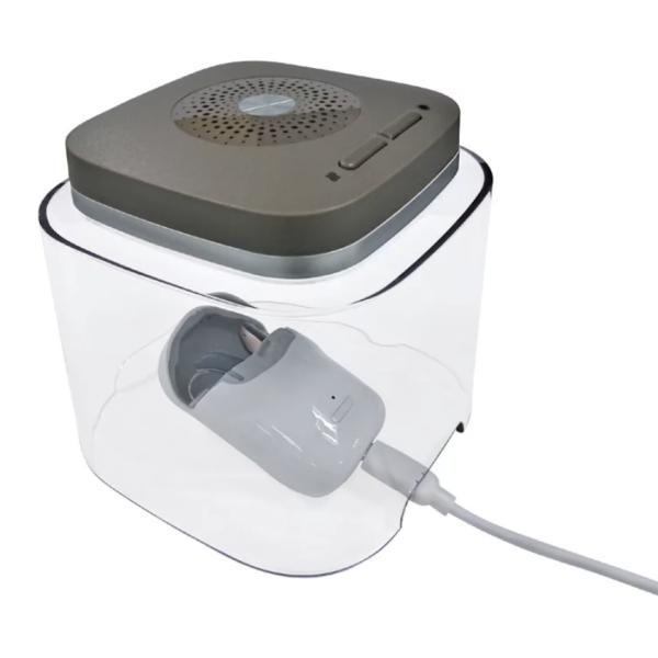 充電器ごと入れて充電しながら除菌・乾燥できる！充電しながら乾燥とUV-Cライトでの除菌ができるので、充電タイプの補聴器をお使いの方に適しています。乾燥剤も不要。乾燥・除菌が終われば自動で停止します。サイズ：幅127mm×奥行115mm×高さ...