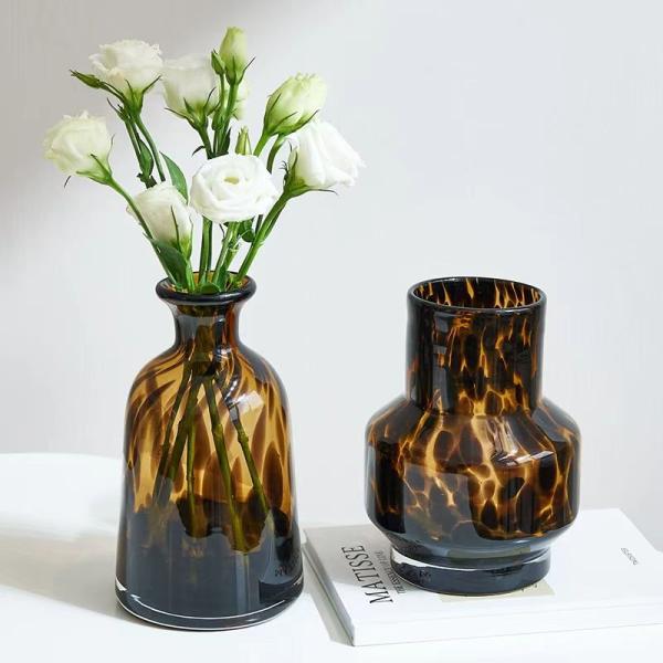 *ガラス素材のレオパード柄フラワーベース。*お花や植物をお部屋に飾る際にお使い頂けるフラワーベースになります。*水栽培はもちろん、リアルな造花やドライフラワーを挿したりなど、幅広くご利用いただけます。*店舗用ディスプレイやお部屋の雰囲気作り...