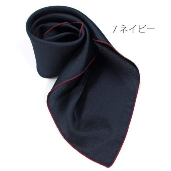 薄手のシルクツイルを贅沢に使い、大判の40cm角にしました。よく薄手の小判チーフで見聞きする欠点は、ポケットに沈み込んでしまう、また多くを出そうとしてポケットから落ちそうで、などがあります。でもこのサイズなら安心です。ポケットを気にすること...