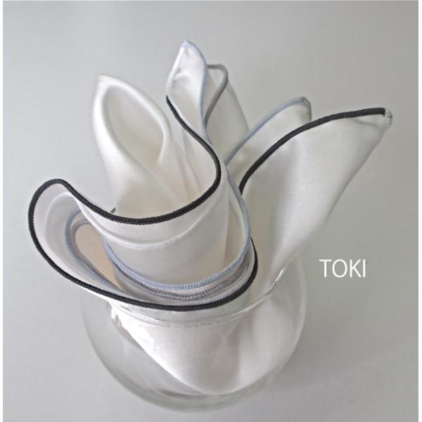 少し厚手で大きめなシルクサテンチーフの縁4辺をそれぞれ違う糸色で縫製加工してみました。 4色の縁を全て出せばとてもカラフルな胸元を演出してくれます。 スーツの色やシチュエーションに合わせて楽しんでみてはいかがでしょう。正統派ながらアイデアが...