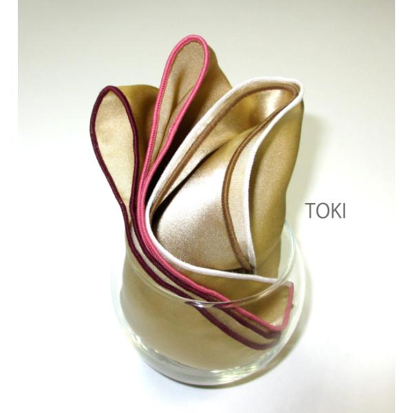 少し厚手で大きめなシルクサテンチーフの縁4辺をそれぞれ違う糸色で縫製加工してみました。 4色の縁を全て出せばとてもカラフルな胸元を演出してくれます。 スーツの色やシチュエーションに合わせて楽しんでみてはいかがでしょう。正統派ながらアイデアが...