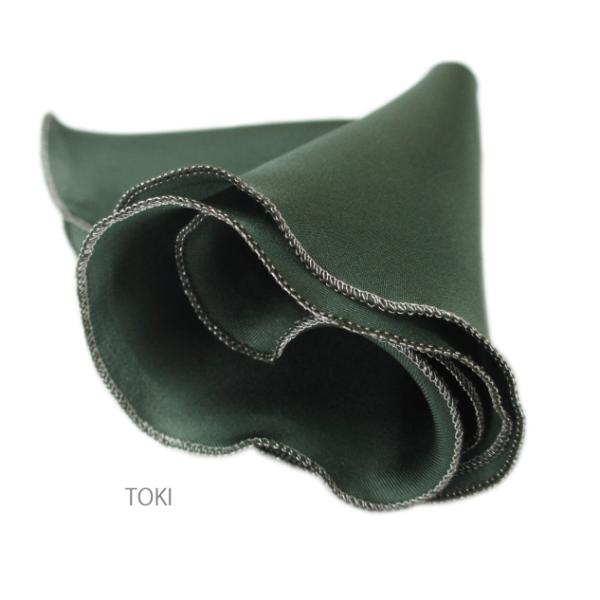 横浜スカーフに使われている上質なシルクツイル生地を京都で無地染めし、その地色に合った同系色の糸とシルバーやゴールドのラメ糸を併用してフチを派手すぎずキラキラと演出させた今までに無い華やかで品のある円形チーフに仕上がりました。単純なシングルの...