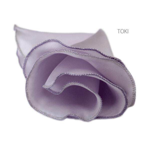 横浜スカーフに使われている上質なシルクツイル生地を京都で無地染めし、その地色に合った同系色の糸とシルバーやゴールドのラメ糸を併用してフチを派手すぎずキラキラと演出させた今までに無い華やかで品のある円形チーフに仕上がりました。単純なシングルの...