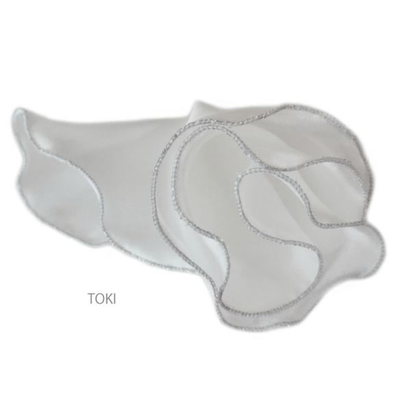 横浜スカーフに使われている上質なシルクツイル生地を京都で無地染めし、その地色に合った同系色の糸とシルバーやゴールドのラメ糸を併用してフチを派手すぎずキラキラと演出させた今までに無い華やかで品のある円形チーフに仕上がりました。単純なシングルの...