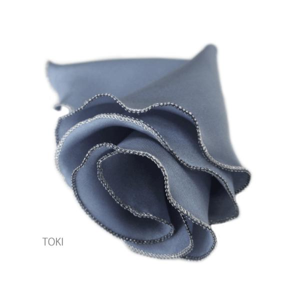 横浜スカーフに使われている上質なシルクツイル生地を京都で無地染めし、その地色に合った同系色の糸とシルバーやゴールドのラメ糸を併用してフチを派手すぎずキラキラと演出させた今までに無い華やかで品のある円形チーフに仕上がりました。単純なシングルの...