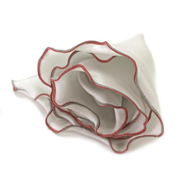 フチ糸を２色使った当店オリジナルの縫製技術が繊細でおしゃれです。単純なシングルのラウンドチーフと比べればその差は歴然。フチを出さずに使えば普通のチーフとしても使用できます。ＴＯＫＩチーフ最多の１８色展開になります。サイズ：直径約28cm  ...