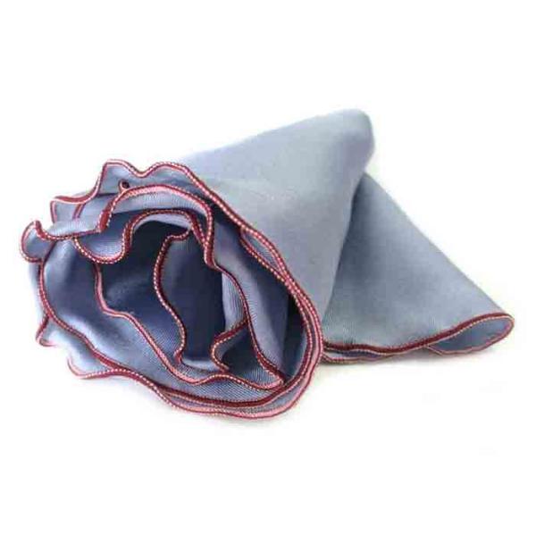 フチ糸を２色使った当店オリジナルの縫製技術が繊細でおしゃれです。単純なシングルのラウンドチーフと比べればその差は歴然。フチを出さずに使えば普通のチーフとしても使用できます。ＴＯＫＩチーフ最多の１８色展開になります。サイズ：直径約28cm  ...