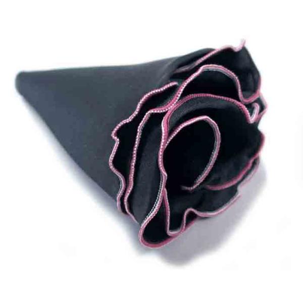 フチ糸を２色使った当店オリジナルの縫製技術が繊細でおしゃれです。単純なシングルのラウンドチーフと比べればその差は歴然。フチを出さずに使えば普通のチーフとしても使用できます。ＴＯＫＩチーフ最多の１８色展開になります。サイズ：直径約28cm  ...