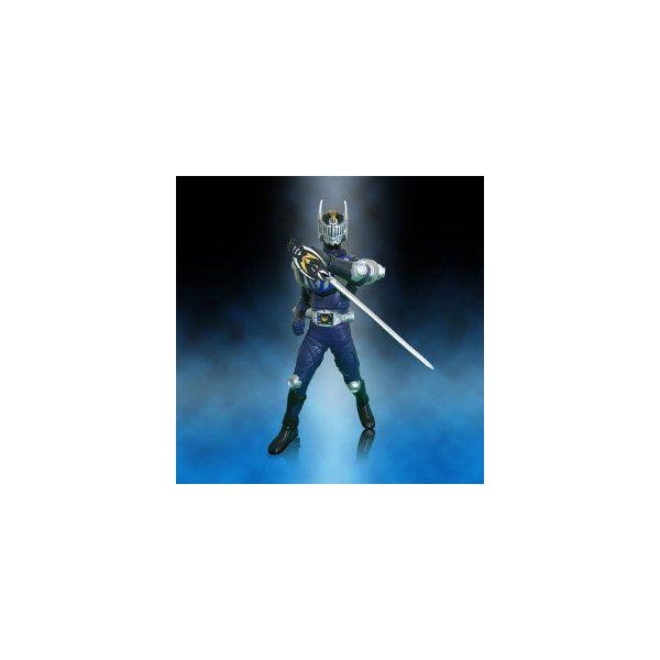 仮面ライダー龍騎のライバル、仮面ライダーナイトがソフビ魂に登場。ベルトを別パーツで再現のほか、スリットの奥に覗く目を表現するなどこだわりの仕様となっています。