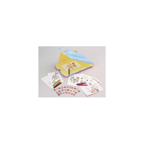 カラーフイルムを本体にセットし、LEDでカラー画像を投影することで、簡単にかわいいイラストが描けるアイテムです。描けるイラストは100以上、組み合わせは無限大!イラストの拡大・縮小も可能!季節や、イベントに合わせて、オリジナルのポストカード...