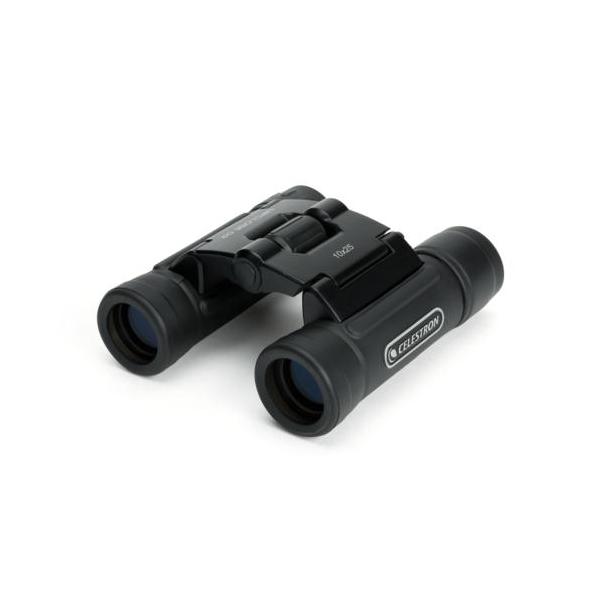 【発売日：2025年12月01日】■スポーツ観戦からコンサートなどあらゆるシーンで活躍する双眼鏡■頑丈で耐水性のあるゴムカバーのアルミボディを採用■野外での過酷な使用にも耐えるように設計■野外での厳しい使用に耐え、予期せぬ状況にも繰り返し耐...