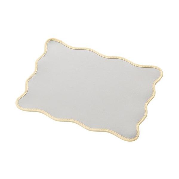 【発売日：2025年03月15日】■波のようなウェーブラインが個性的なマウスパッドです。■2色のコントラストが美しいバイカラーデザインで、デスクを華やかに彩ります。■デスクのレイアウトに合わせて縦横どちらでも自由に配置可能。作業スペースを効...