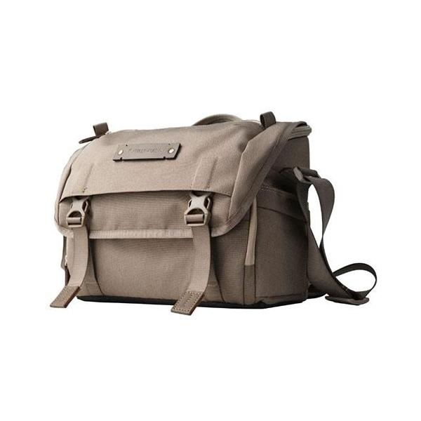 ■シーンを問わず使えるカメラバッグ■クッション性に優れた内装、疲れにくいショルダーベルト■12.9インチまでのタブレット収納可能■ディバイダーを取り外せば通常のバッグとしても使えるデザイン■レインカバー付属【返品不可商品】