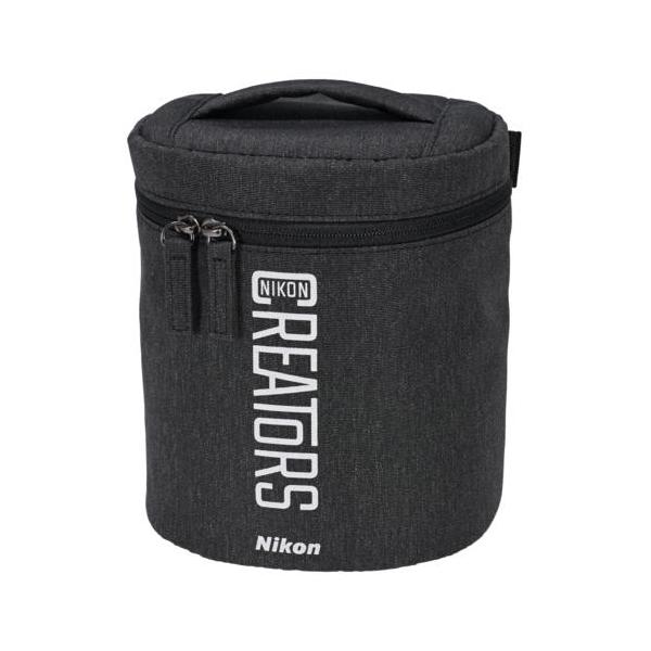 【発売日：2024年06月28日】■NIKKOR Z レンズを収納できるレンズケース■リュックやバッグに入れるインナーケースとしてだけでなく、後方にあるフックにストラップを通してレンズポーチとしてもご使用いただけます■レンズキャップを入れら...