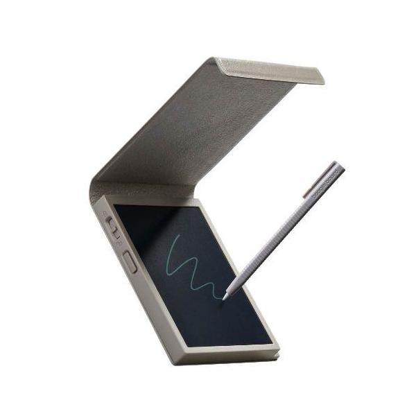 【発売日：2025年09月26日】■カバンやポケット内で画面が擦れない、カバー付きの電子メモパッドです■レザー風のカバーは持ち運びたくなる上質な風合い■消去ボタンや消去ロックを本体側面に設計したことで、持ち運びやすいサイズ感のまま、画面を最...