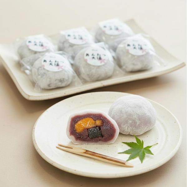 【冷凍便でお届け】※ご自宅用のため、簡易包装となります。伊豆河童の角切りところてんを黒糖で煮て、あんみつのみかんと赤えんどう豆と一緒にこしあんで包み、大福に仕立てました。あんみつ好き、和菓子好き、創作和菓子が好きな方におすすめです。冷凍庫に...