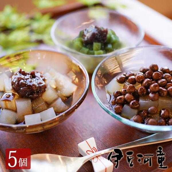 【発売日：2018年09月12日】あんみつが５種類楽しめるセット。本場伊豆のところてんを角切にした珍しいあんみつ。ローカロリーでヘルシーデザートは母の日、敬老の日、お中元、誕生日プレゼントなどにおすすめ。送料無料、常温品と冷蔵品と同梱可能。...