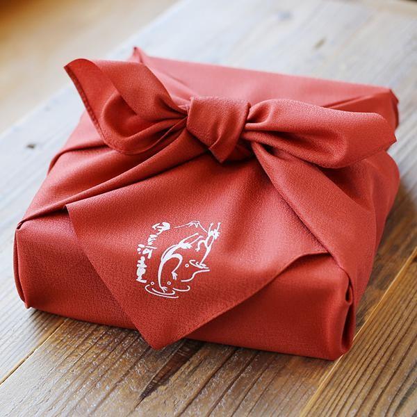 風呂敷包みのギフトに。風呂敷込みでない商品は、追加料金で風呂敷包み仕様にできます。お祝いごと、内祝い、プレゼントなどにはエンジ色、仏事・法事用に紫色をお選び頂けます。