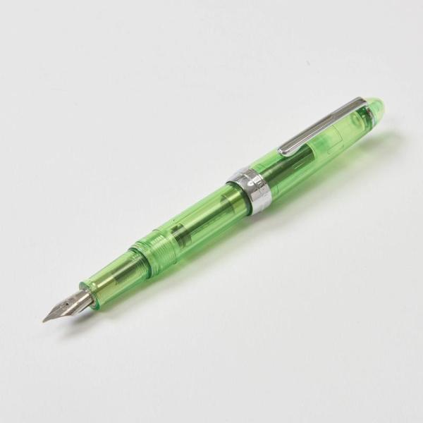 Hmmm? 万年筆 細字 フォンテ クリアグリーン 641089【サイズ】奥行き1.6×幅1.6×高さ13cm【材質】PC(本体)、銅(パーツ)、ステンレス(ペン先)【機能】キャップ嵌合式、コンバーターつき、スケルトンタイプ【その他】「Fo...