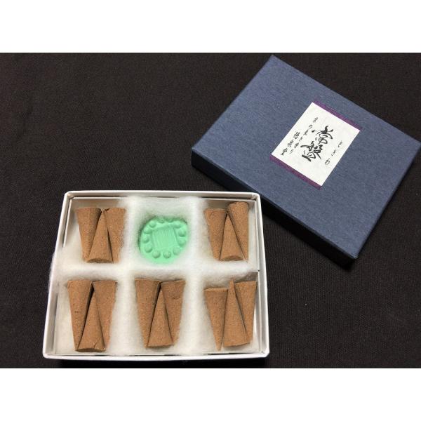 【商品の仕様】　個数：　１５個入り　長さ：　約２．２センチ　　燃焼時間：約７分ぐらい　箱　：　紙箱入り【商品特長】すべて京都の町家の中で、練りからコーンの形になるまで、一つ一つ丁寧に手作りで作っています。一つ一つ手で三角の形にしてから、金型...