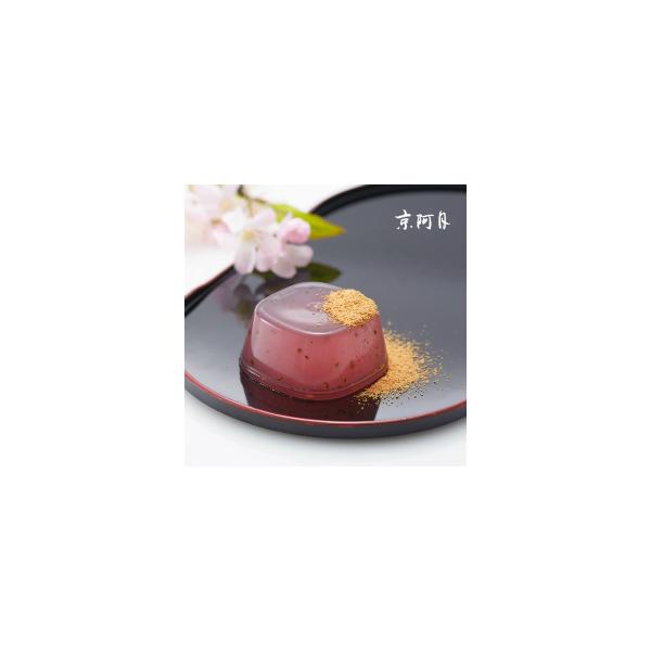 京の人気菓子匠「京阿月」の春限定商品「桜わらびもち」。わらびもちに桜葉、桜リキュールを加えた、春の人気商品。お好みにあわせてきな粉をまぶし、味わってください。桜の香りと風味が感じられる、とっても美味なわらびもち。春のお手土産や贈答用としても...