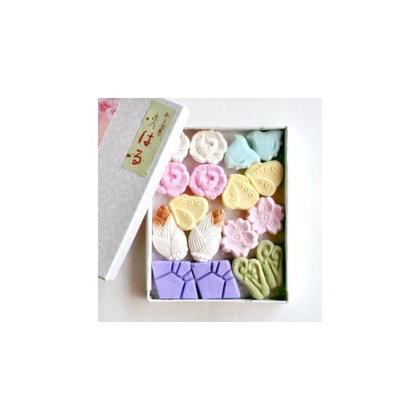 京都の菓子匠 甘春堂本店 の小箱入りお干菓子「京の四季 -春-」。和三盆は四国の阿波・讃岐でとれる純日本砂糖。その風味は特有のもので、舌触りのよさと程よい甘みは京の「打ち物」には欠かせないものです。味、形、香り、そして口どけ。京のお干菓子の...