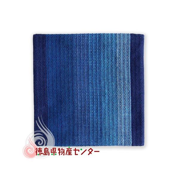 阿波しじら織のコースターです。厚手の織り布を使った綿100％の藍色の縞模様です。カップコースターの他、花瓶などの各種敷き物などとしてもご利用いただけます。※色合い、柄の出方など微妙に違います。※量産商品でないため品切れになる場合もございます...