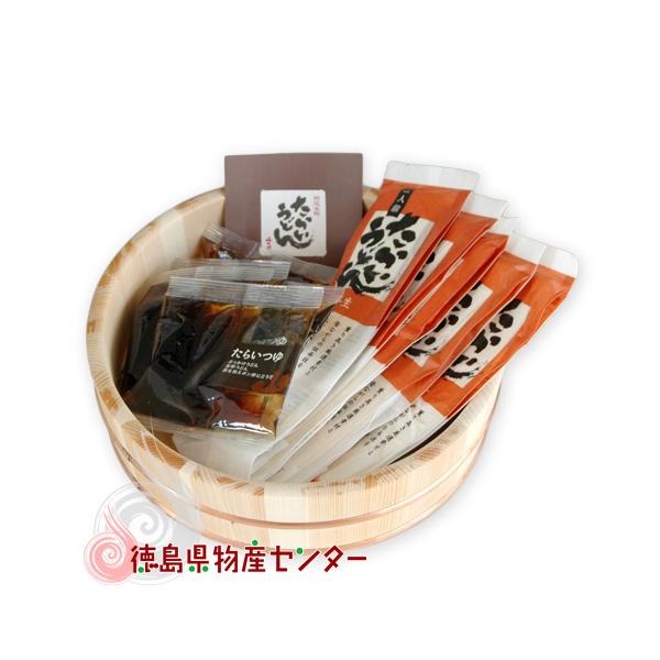 三百年ほど昔、徳島の野や山で働く人たちが川魚でダシをとり、大きなたらいにうどんを入れて豪快に食したのがたらいうどんの由来と言われています。■商品名：たらいうどん桶付き5食■名称：たらいうどんつゆセット■原材料：うどん：小麦粉（国内製造）、で...