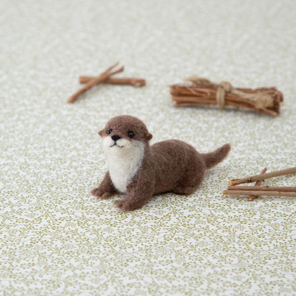 いろいろな角度からのわかりやすい完成写真付きです。早くきれいにまとまる清潔素材「アクレーヌ」使用。●サイズ／高さ約5cm※ニードルの刺し具合によって大きさはかわってきます。●パック内容／アクレーヌ・目・レシピ●用意するものフェルティング用ニ...