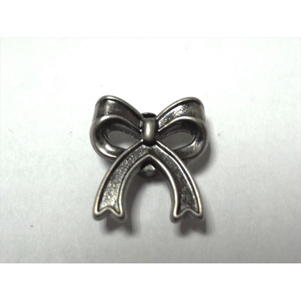 ネジ式なので取り付けが簡単！アンティーク加工の風合いが素晴らしく、革や厚手生地との相性抜群です。メスは差し込み式になります。