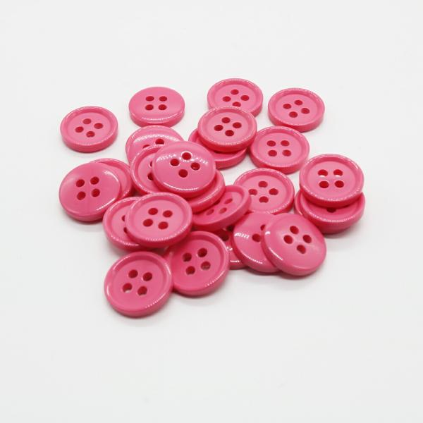 シンプルなタイプの4つ穴ボタンです。ポリエステル製のボタンです。＜仕様＞■入数11.5mm：12個入り13mm：10個入り15mm：8個入り18mm：6個入り21mm：4個入り