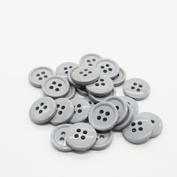 シンプルなタイプの4つ穴ボタンです。ポリエステル製のボタンです。＜仕様＞■入数11.5mm：12個入り13mm：10個入り15mm：8個入り18mm：6個入り21mm：4個入り